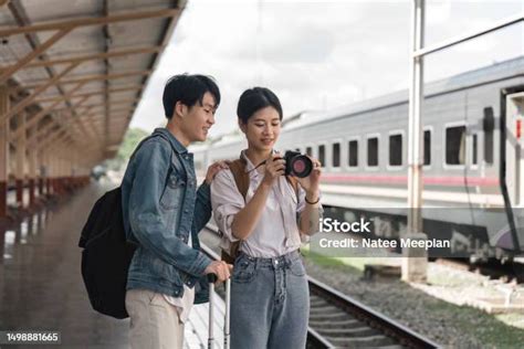 Pasangan Cantik Di Stasiun Kereta Api Menunggu Kereta Wanita Muda