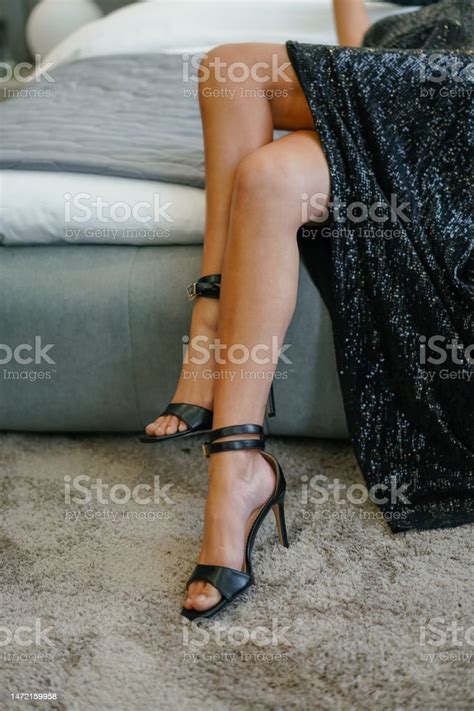 검은 샌들과 이브닝 드레스를 입은 아름다운 여성 다리의 클로즈업 파티 후 침대에 누워 있는 여자 발에 대한 스톡 사진 및 기타 이미지 Istock