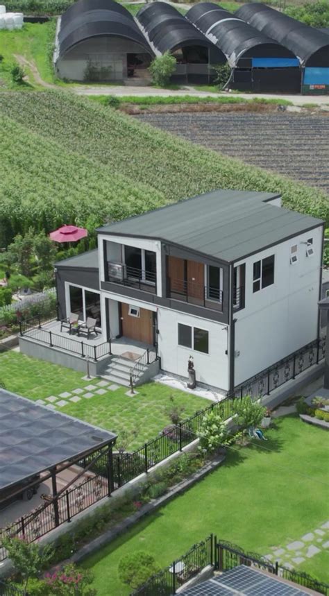 Spacefactory 화이트와 그레이 컬러의 메탈사이딩 마감으로 외관에 입체감을 주어 연출한 모던 주택입니다 공간제작소의 공간레시피 공간제작소는 비가오나 눈이오나