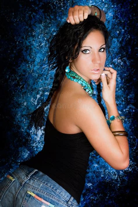 Femme Indienne Indigène De Fille Sexy Avec Des Tresses Image Stock