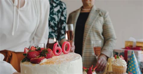 60번째 생일 60세 생일 가족 고령자 고위 여성 과일 토핑 기쁨 노인 축하 디저트 딸기 딸기 케이크 루비 맛있는 모임 부는 상추 생일 생일