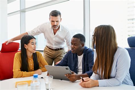 캐주얼 비즈니스 사람들의 그룹은 새로운 프로젝트를 계획하는 사무실에서 협력합니다 계획에 대한 스톡 사진 및 기타 이미지 계획 기업 문화 기업 비즈니스 Istock