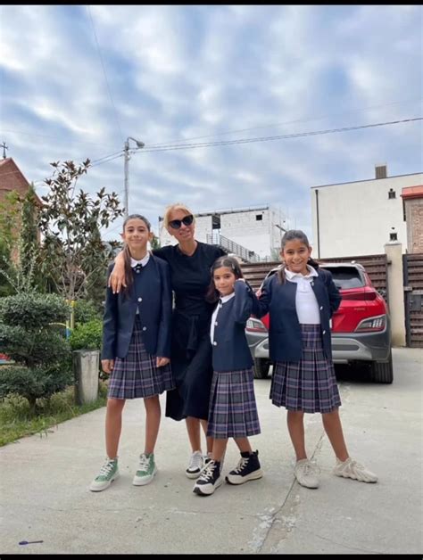 პირველი დღე სკოლაში და ცნობილი სახეების ოჯახური ფოტოები მშობლები