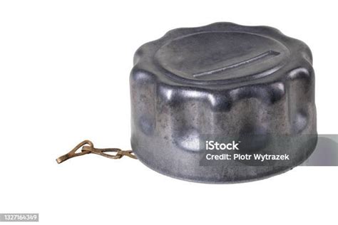 트럭 체인이 있는 금속 연료 필러 캡 자동차의 연료 탱크를 닫습니다 격리된 배경입니다 0명에 대한 스톡 사진 및 기타 이미지 0명 가솔린 강철 Istock