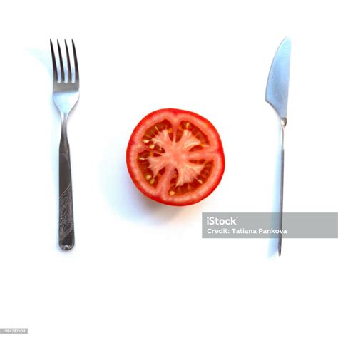 포크와 나이프는 흰색 바탕에 섹션에서 잘 익은 빨간 토마토 건강한 생활방식에 대한 스톡 사진 및 기타 이미지 건강한 생활방식 건강한 식생활 경관 Istock
