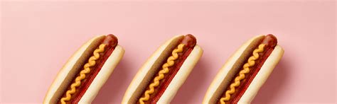 분홍색 테이블에 우르스트 케첩 겨자를 곁들인 클래식 핫도그 카페 및 레스토랑 메뉴 소시지에 대한 스톡 사진 및 기타 이미지 소시지 케첩 하이 앵글 Istock