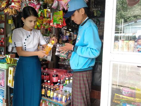 ပေါင်မြို့နယ်၌ စျေးကွက်အတွင်း အသင့်သောက် အချိုရည်အမျိုးမျိုး ရောင်းခ