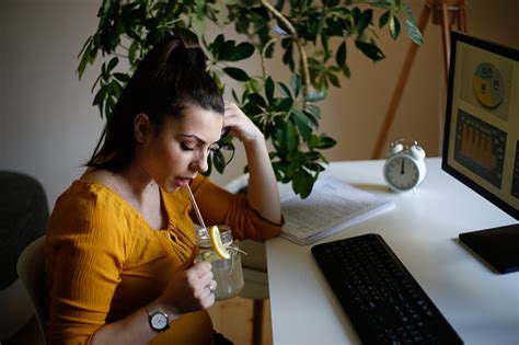 레모네이드와 안경을 들고 테이블에 있는 노트북을 바라보는 어린 사업가 소녀 스톡 사진 기업 재무와 산업에 대한 스톡 사진 및 기타 이미지 기업 재무와 산업 노트북