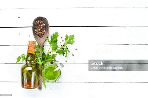 그린 파 슬 리 소스 재료에 대 한 키메라 소스 흰색 나무 바탕에 평면도 텍스트를 위한 여유 공간 Chimichurri에 대한 스톡 사진 및 기타 이미지 Istock