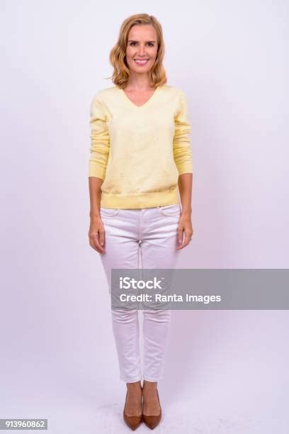 흰색 배경에 서 있는 아름 다운 금발의 여 자가의 전체 길이 초상화 30 34세에 대한 스톡 사진 및 기타 이미지 30 34