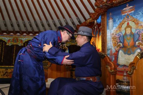 Ерөнхийлөгч У Хүрэлсүх Есөн хөлт цагаан туганд хүндэтгэл үзүүлж Төрийн золголт хийв