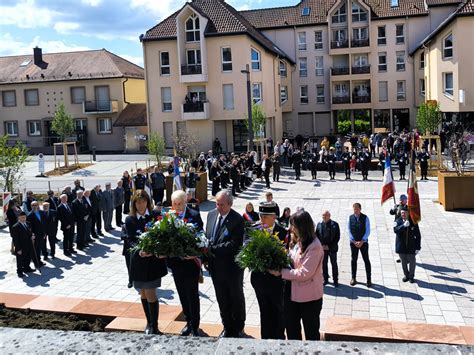 Bitche Mai Le Chant Des Partisans Entonn Devant Le Monument Aux Morts