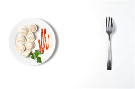 전통적인 러시아만 두 라비 올 리 빨간 소스와 파 슬 리와 흰 접시에 Pelmeni 흰색 배경입니다 최고의 볼 수 있습니다 공간 복사 0명에 대한 스톡 사진 및 기타 이미지