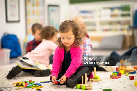 스톡 사진을 재생하는 미취학 아동의 다민족 그룹 2 3 살에 대한 스톡 사진 및 기타 이미지 2 3 살 4 5세 개발 Istock