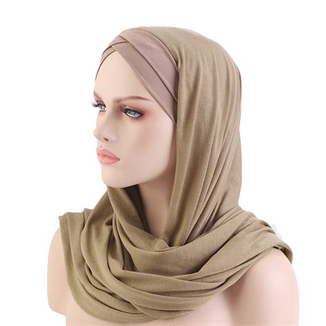 Cappello Sulla Fronte Incrociata Con Sciarpa In Chiffon Hijab