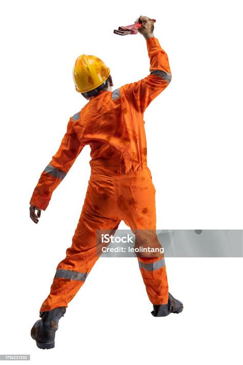 파이프 렌치를 들고 걷는 그의 몸에 피와 상처를 입은 무서운 건설 노동자 좀비의 뒷모습 갈고리 발톱에 대한 스톡 사진 및 기타 이미지 갈고리 발톱 개념 걷기 Istock