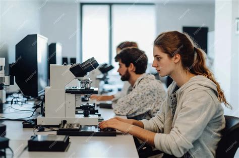 Researchers In A Modern Lab Utilizing An Electron Microscope For Precision Analysis Premium Ai