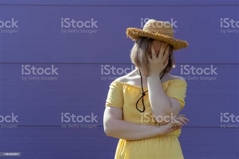 모자와 드레스를 입은 좌절한 아시아 십대 소녀는 보라색 배경에 손으로 얼굴을 가린다 정신 건강 Mental Wellbeing에 대한 스톡 사진 및 기타 이미지 Istock