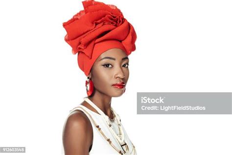 화이트에 고립 된 민족 액세서리에 아름 다운 아프리카계 미국인 여자 아프리카계 미국 민족에 대한 스톡 사진 및 기타 이미지 아프리카계 미국 민족 헤드 타이 모자류