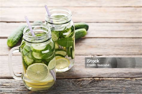 나무 테이블에 유리 항아리에 오이 레몬 민트 레모네이드 Leafs 0명에 대한 스톡 사진 및 기타 이미지 0명 개체 그룹