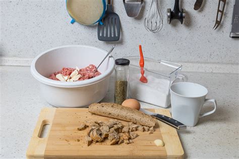 구운 미트 로프 생산을위한 원료 다진 고기 치즈 롤빵 양파 계란 소금 마조람 0명에 대한 스톡 사진 및 기타 이미지 0명 가루로 빻은 건강한 생활방식 Istock