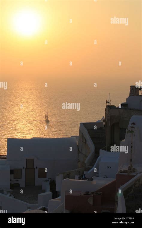 Magnifique Coucher De Soleil Et Voile Au Village Doia Santorin