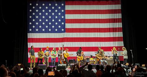 Willie Nelson Welcomes Billy Strings During Outlaw Fest In Connecticut [photos Videos]