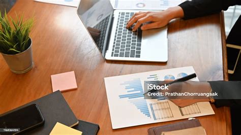 종이 문서 차트 및 노트북으로 작업 하는 최고 보기 금융 사람들 금융에 대한 스톡 사진 및 기타 이미지 금융 기업 비즈니스 노트북 Istock