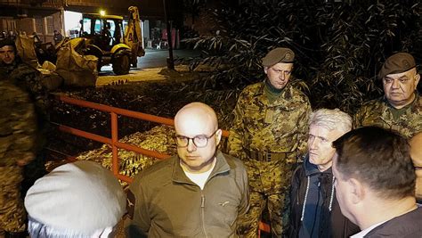 Вучевић Војска Србије увек на располагању грађанима помажемо у борби против поплава — Rt Balkan