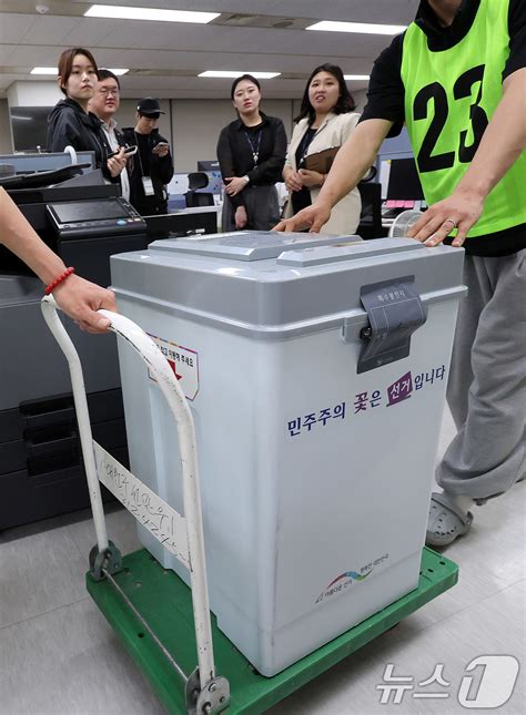 투표함 이송과정 지켜보는 공정선거 참관단 뉴스1