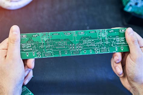 마이크로칩과 트랜지스터가 있는 그린 시스템 보드 엔지니어 공장 작업자 전자 장치는 칩과 함께 작동합니다 마이크로칩 생산 나노 컴퓨터 기술 및 제조 기술 공정 0명에 대한