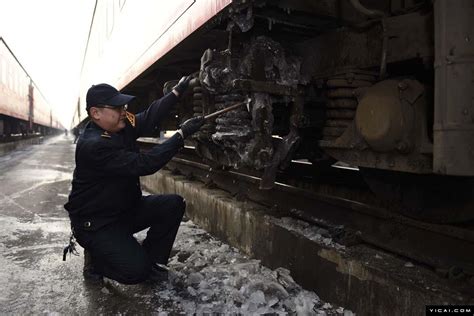 从马桶盖到空调滤网 聚焦春运幕后的检车员 焦点透视 新浪财经 新浪网