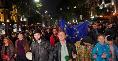 რუსთაველის გამზირზე შეკრებილი აქციის მონაწილეები გმირთა მოედანზე მიდიან