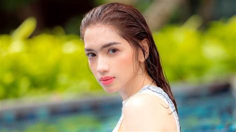 Potret Seksi Angel Karamoy Pamer Kulit Mulus Di Kolam Renang Netizen Air Kalah Beningnya