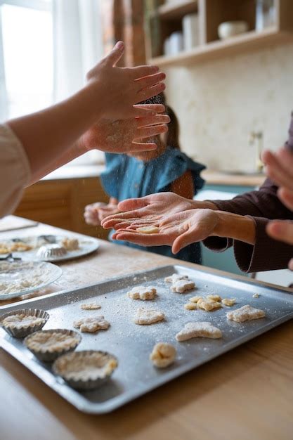 부엌에서 요리하는 측면 보기 아이들 무료 사진