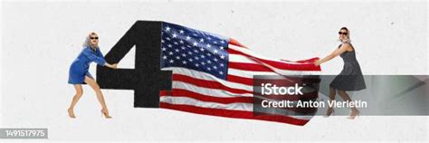 두 명의 아름다운 여성이 축하하는 현대 미술 콜라주 흰색 배경 위에 고립된 미국 국기를 흔들고 있다 기치 20 24세에 대한 스톡 사진 및 기타 이미지 Istock