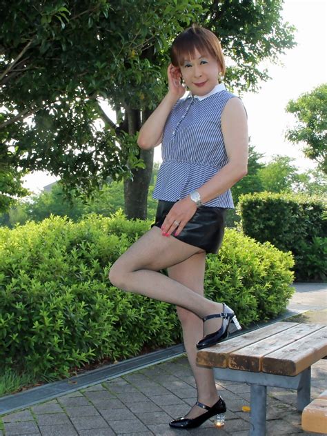 ノースリーブトップスに黒のマイクロミニスカ 2 女装ワールド