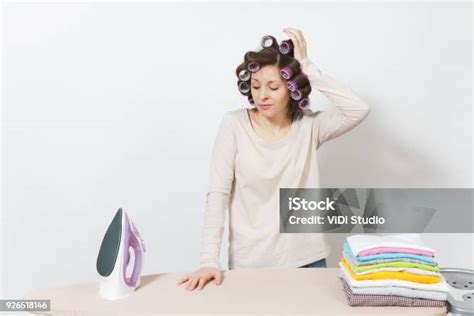 가벼운 옷 철와 다림 질 보드에 가족 의류를 다림 질에 머리에 컬러와 유부 하 녀 걱정된 녀 흰색 배경에 고립 된 여자입니다 가사 개념입니다 광고에 대 한 공간을 복사