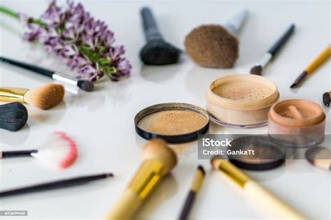 미네랄 분말 기초 메이크업 제품을 적용 하려면 브러시의 클로즈업 민감한 피부에 적합 알레르기 빛을 발생 하지 않습니다 하 고 정밀한 메이크업 완전히 천연 제품의 구성 개념