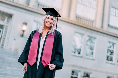 복사 공간으로 그녀의 적갈색 띠를 들고 행복한 대학 졸업생의 낮은 각도 초상화 졸업식 띠에 대한 스톡 사진 및 기타 이미지 졸업식 띠 자주색 20 24세 Istock