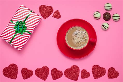 분홍색 종이 배경에 빨간 마음과 커피 컵과 초콜릿과 로맨틱 발렌타인 템플릿 발렌타인 데이 낭만적 인 휴일 겨울 사랑 축하의 상징 추상적 디자인 패턴 0명에 대한 스톡 사진