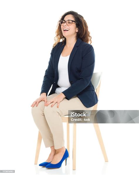 전체 길이 측면 보기 프로필 보기 3039 세 성인 아름 다운 곱슬 머리 긴 머리 라틴 아메리카 히스패닉 민족 푸에르토리코 민족 여성 젊은 여성 사업가 비즈니스 맨 앉아