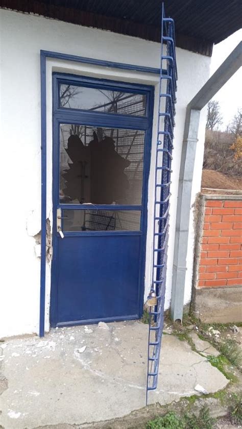 Канцеларија за КиМ На амбуланти у насељу Суви До код Kосовске Митровице разбијена стакла и