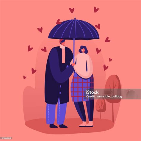 사랑하는 남자와 여자 데이트 행복한 부부 포옹 손을 잡고 비오는 가을 날씨에 우산 아래 산책 로맨틱 한 관계 가을 날 산책로