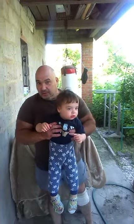 ребенок в год висит на турнике Youtube