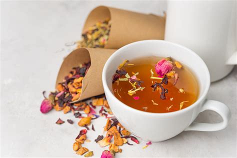 약초에서 신선한 차 흰색 컵에 장미 꽃잎과 건조 과일 여름 음료 상쾌입니다 열 개념에 대한 스톡 사진 및 기타 이미지 열 개념 잎차 차 뜨거운 음료 Istock