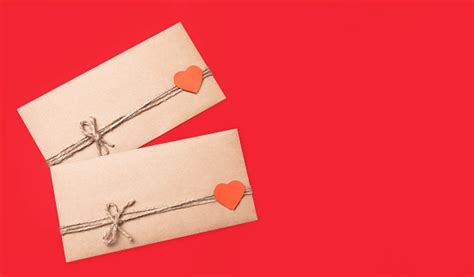 빨간색 배경에 하트가 있는 종이 봉투를 만듭니다 에코 상품권 바우처 사랑 발렌타인 데이 및 결혼식 인사말 개념 초대장 패키지 및