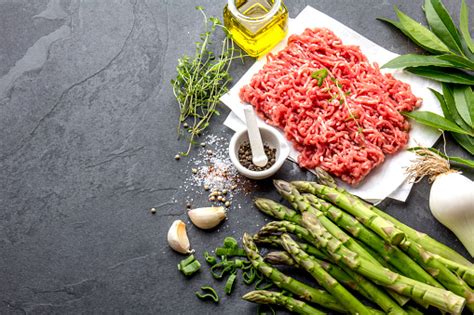 다진된 쇠고기 고기와 재료아스파라거스 양파 및 향미료 말하다 고 허브입니다 지상된 고기입니다 0명에 대한 스톡 사진 및 기타 이미지 Istock