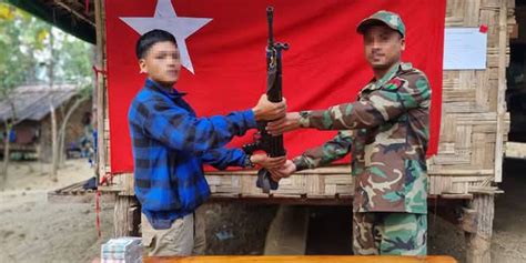 ထီးလင်းမြို့မရဲစခန်းမှ ရဲတပ်သား ၁ ဦး လက်နက်ခဲယမ်းနှင့် မိသားစုလိုက် အလင်းဝင်