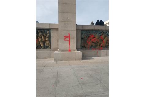 Заляха с червена боя Паметника на съветската армия в Бургас Снимки